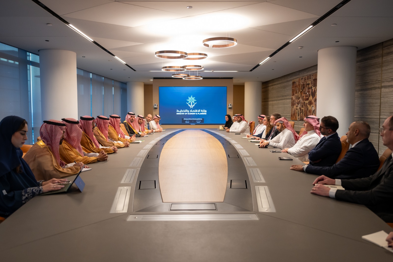 معالي وزير الاقتصاد والتخطيط يناقش مع وفد غرفة التجارة الأمريكية تعزيز